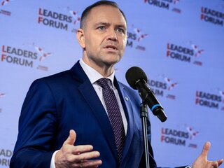 Biedroń radzi Nawrockiemu "zimny prysznic". Chodzi o Zełenskiego