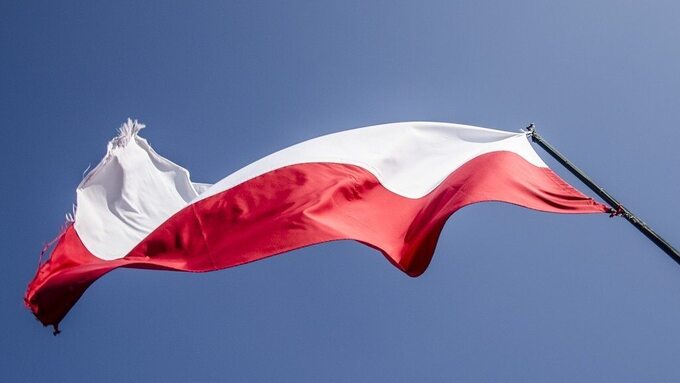 Polska flaga. Skąd się wzięła? Historia flagi. Bandera. Flaga z godłem
