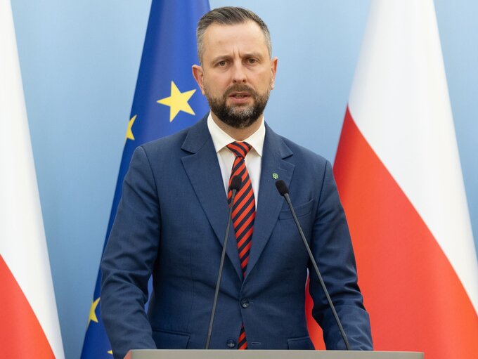Tusk zwrócił się do Nawrockiego o szybki podpis ws. SAFE