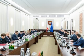Tusk o sztucznej inteligencji: To my powinniśmy dysponować AI, a nie AI ...