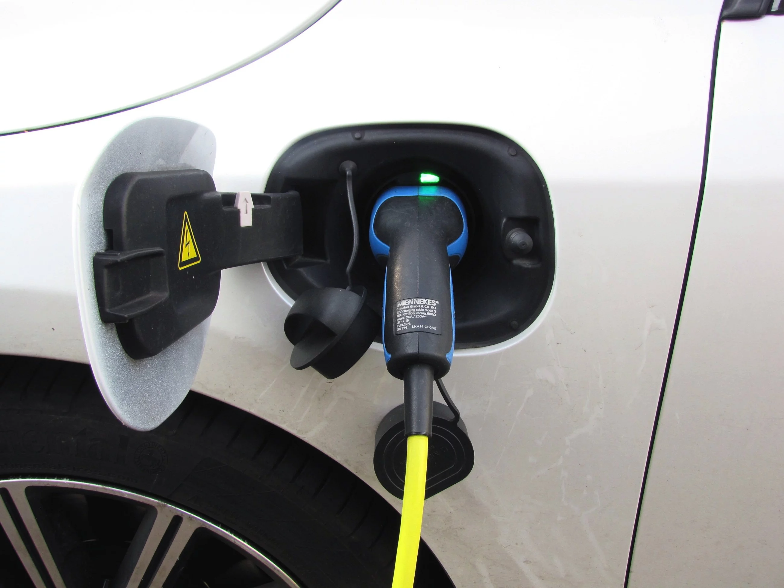Elektryki płoną częściej niż auta spalinowe? Straż Pożarna udostępniła dane