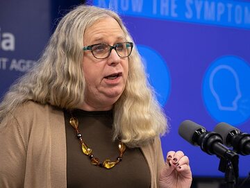 Szokująca książka. Przedstawia "transpłciowego" urzędnika