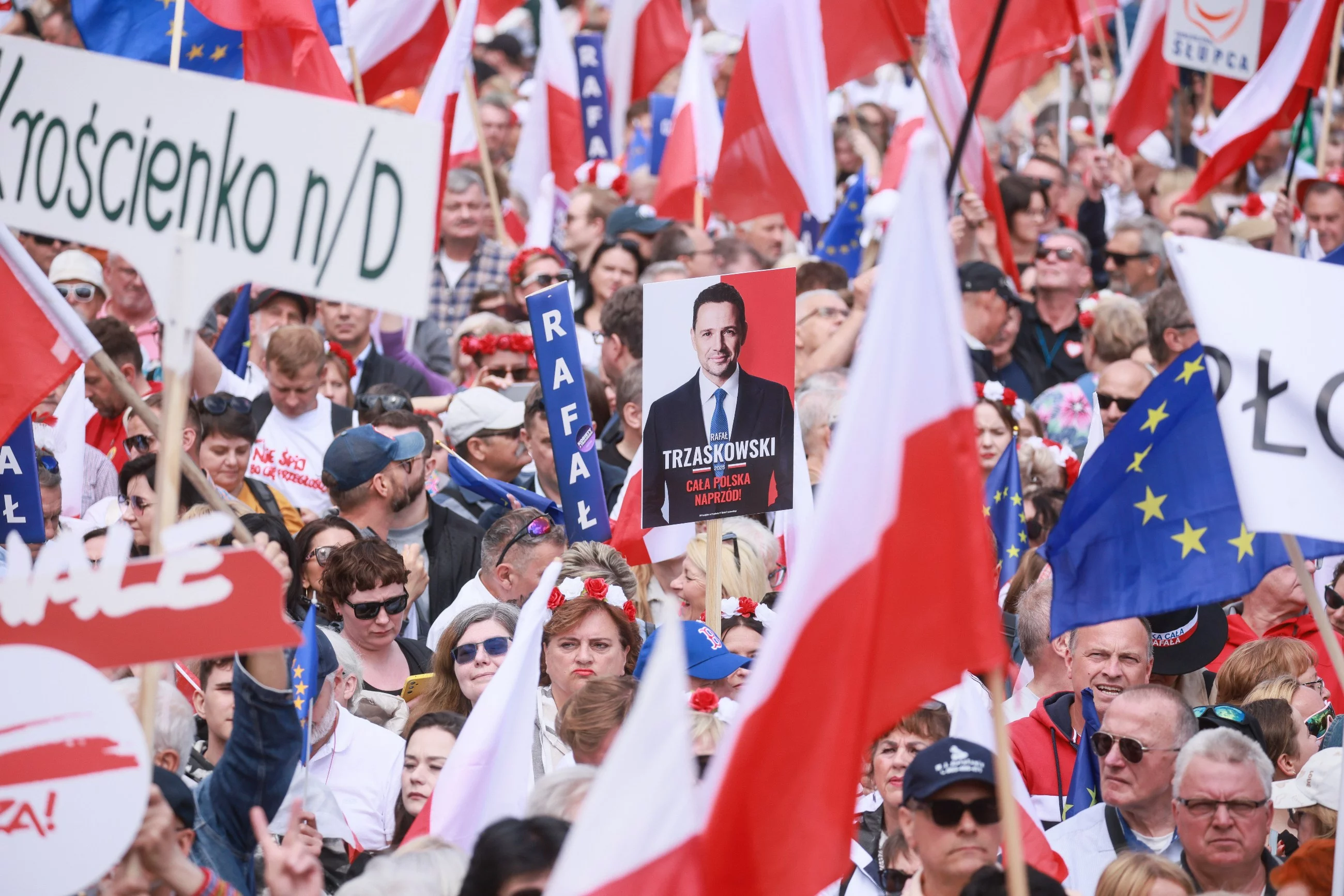 Marsz Trzaskowskiego ruszył ulicami Warszawy. "Teraz albo nigdy!"