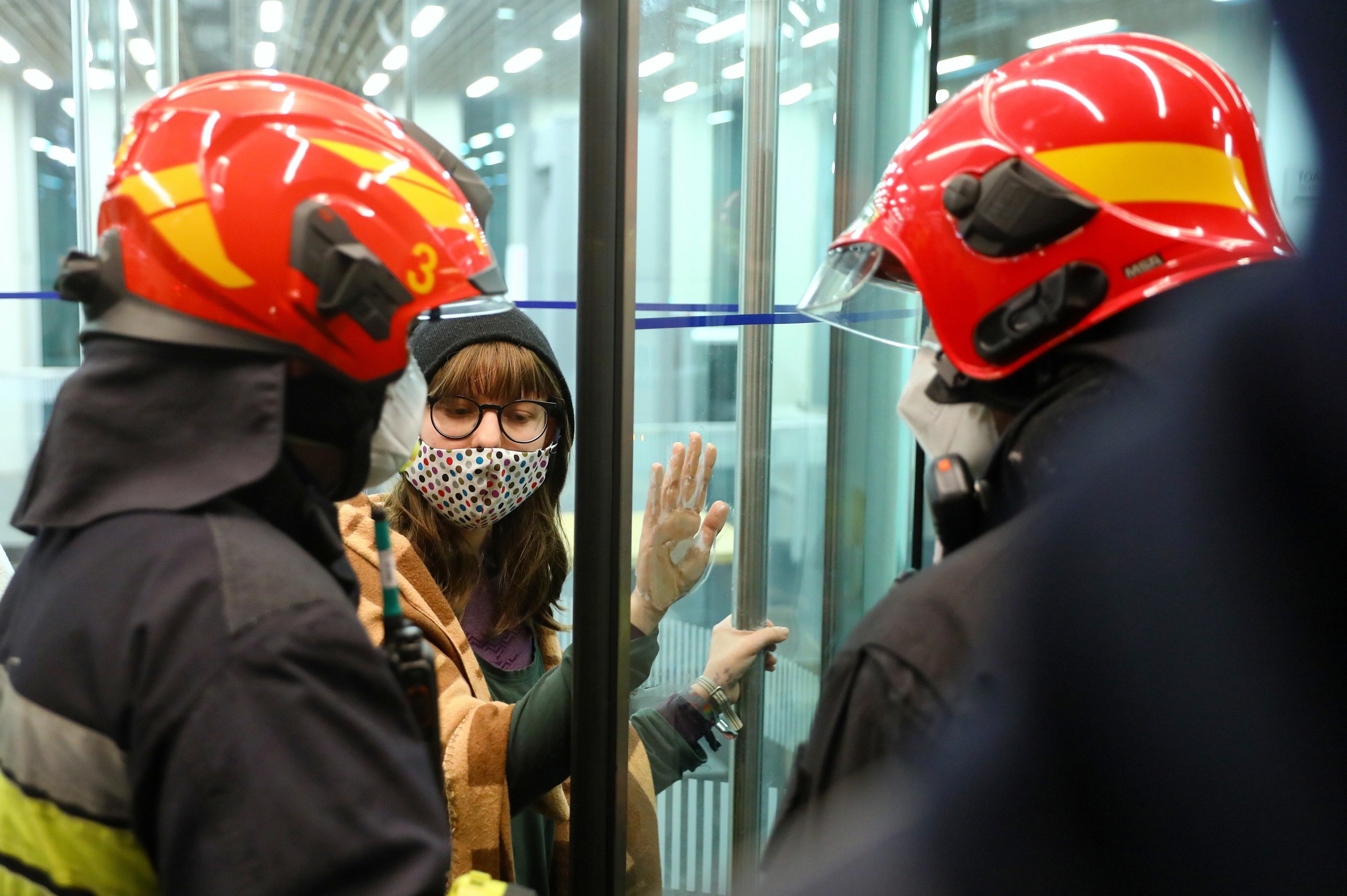 Zalewska do aktywistki: Wystarczy czytać, nie trzeba...