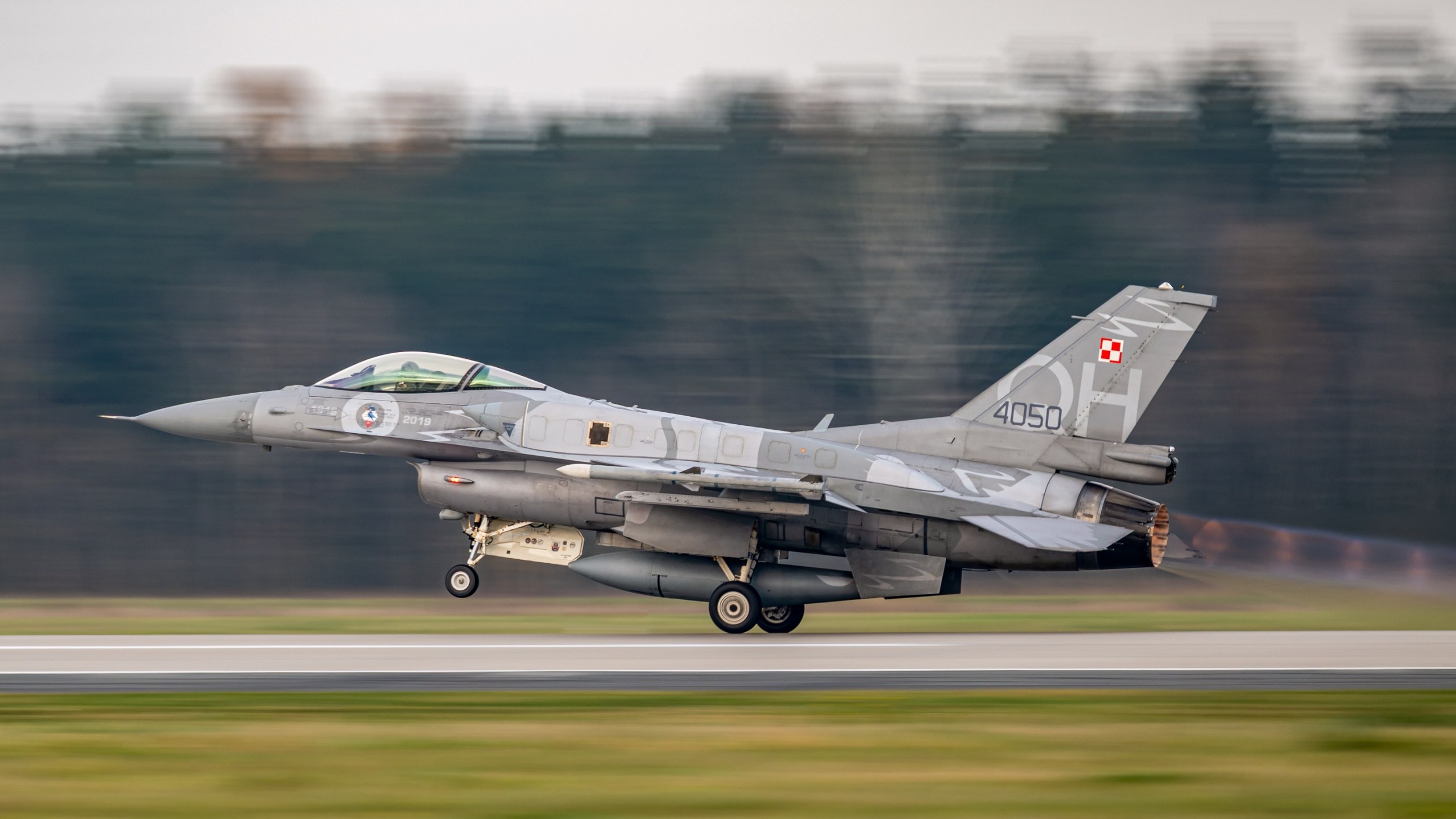 Zamknięte lotniska, poderwane myśliwce. Niespokojnie nad Polską